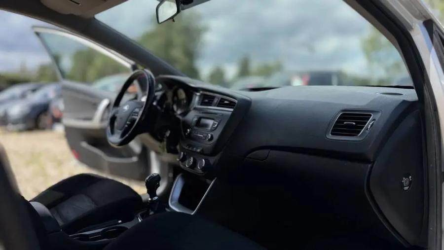 Pelēks Kia Ceed 2016 Jelgava, ar dzinēja tilpumu 1.60 L un nobraukumu 251 tūkst. km par 5990 €, foto 9 vietnē AUTOMOTO.COM.LV