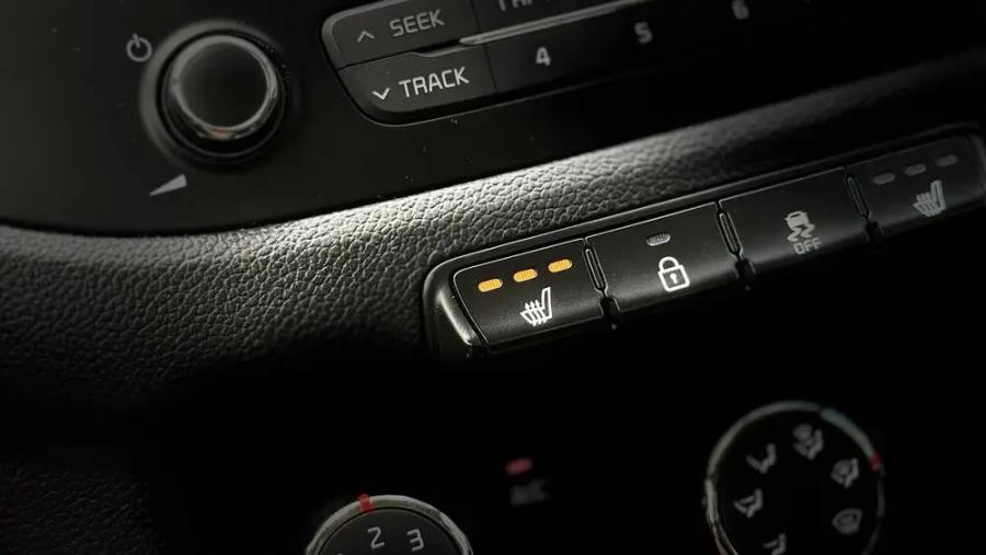 Pelēks Kia Ceed 2016 Jelgava, ar dzinēja tilpumu 1.60 L un nobraukumu 251 tūkst. km par 5990 €, foto 19 vietnē AUTOMOTO.COM.LV