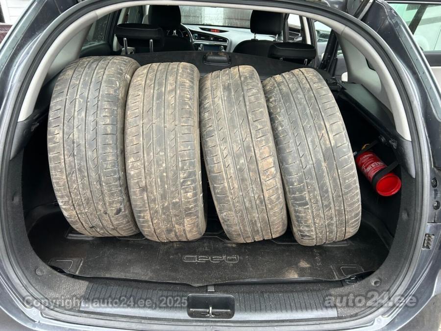 Grey Kia Ceed 2017 in Tartu, with an engine capacity of 1.60 L and mileage of 94 thousand km for 8550 €, photo 12 on AUTOMOTO.COM.LV