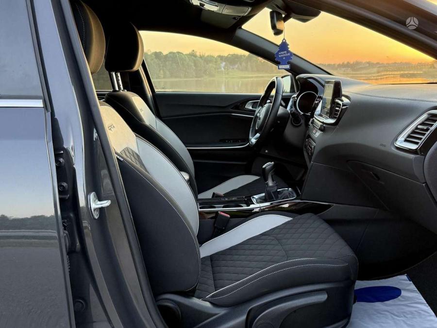 Grey Kia Ceed 2019 in Raseiniai, with an engine capacity of 1.60 L and mileage of 279 thousand km for 9999 €, photo 23 on AUTOMOTO.COM.LV