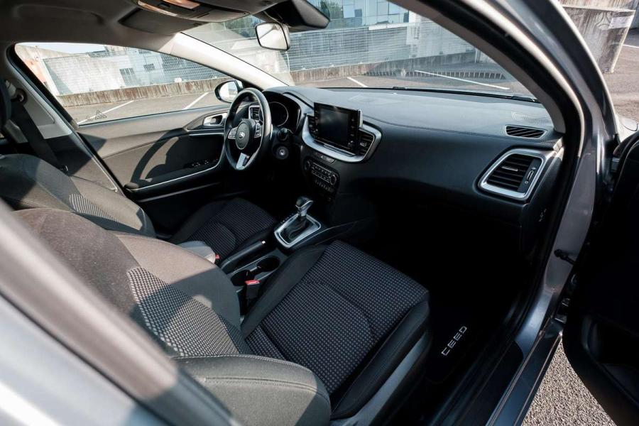 Grey Kia Ceed 2021 in Vilnius, with an engine capacity of 1.48 L and mileage of 46 thousand km for 14999 €, photo 13 on AUTOMOTO.COM.LV
