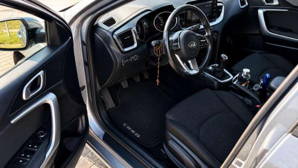 Grey Kia Ceed 2021 in Vilnius, with an engine capacity of 1.48 L and mileage of 140 thousand km for 12900 €, photo 6 on AUTOMOTO.COM.LV