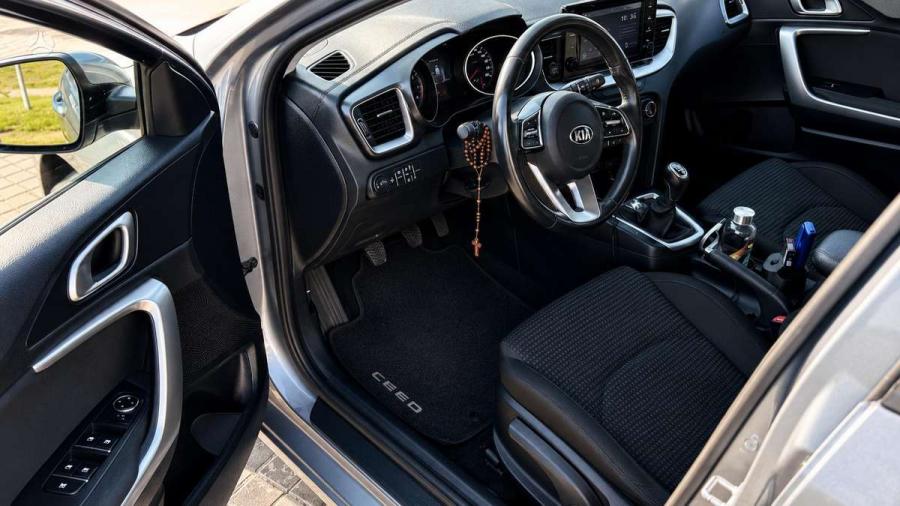 Grey Kia Ceed 2021 in Vilnius, with an engine capacity of 1.48 L and mileage of 140 thousand km for 12900 €, photo 7 on AUTOMOTO.COM.LV