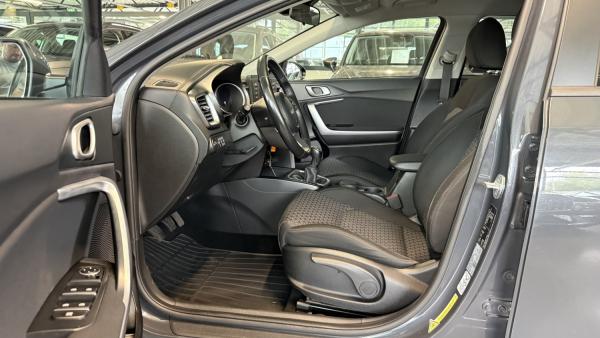 Pelēks Kia Ceed 2022 Rīga, ar dzinēja tilpumu 1.00 L un nobraukumu 126 tūkst. km par 1090000 €, foto 9 vietnē AUTOMOTO.COM.LV