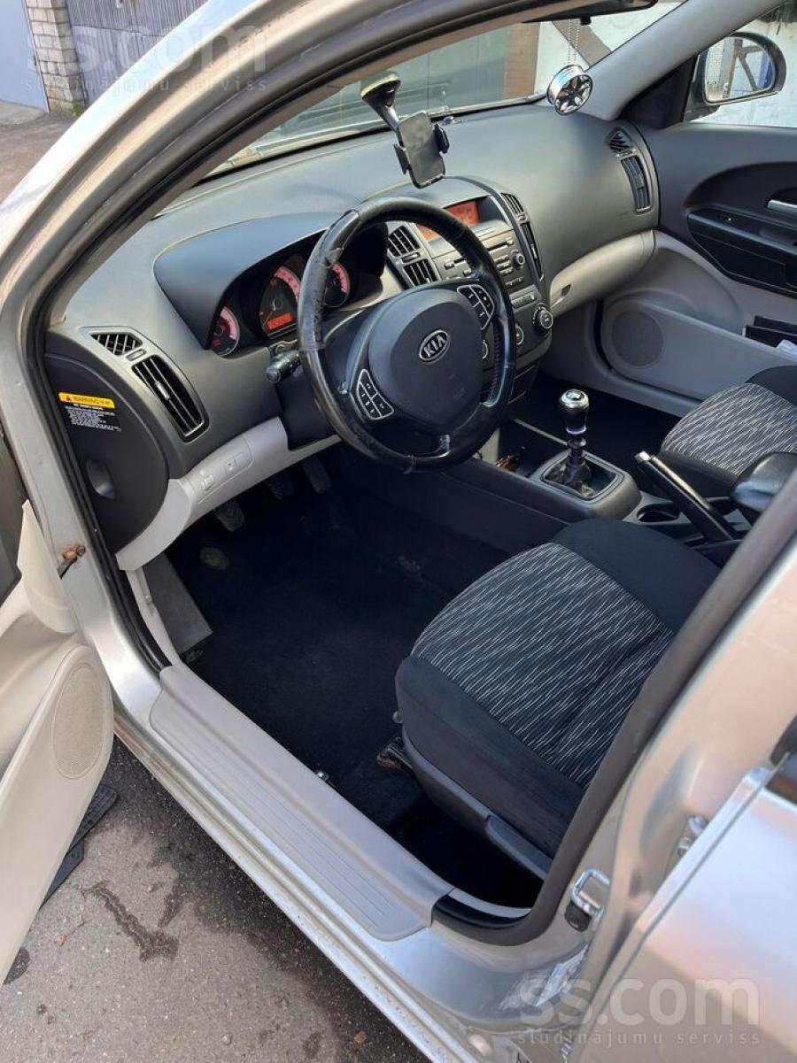 Kia Ceed 2007 in Riga, with an engine capacity of 1.60 L and mileage of 281 thousand km for 1250 €, photo 5 on AUTOMOTO.COM.LV