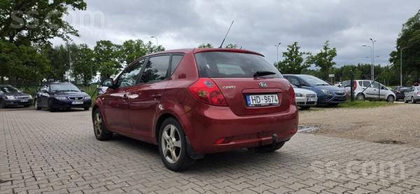 Red Kia Ceed 2008 in Valmiera, with an engine capacity of 1.60 L and mileage of 381 thousand km for 1300 €, photo 4 on AUTOMOTO.COM.LV