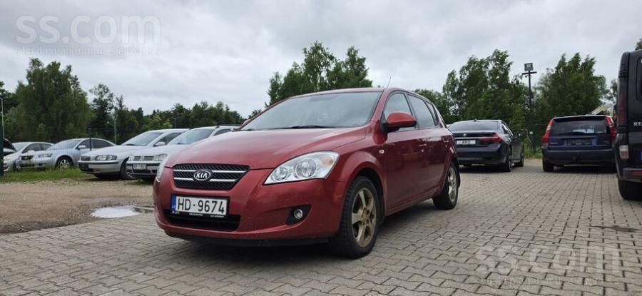 Red Kia Ceed 2008 in Valmiera, with an engine capacity of 1.60 L and mileage of 381 thousand km for 1300 €, photo 7 on AUTOMOTO.COM.LV