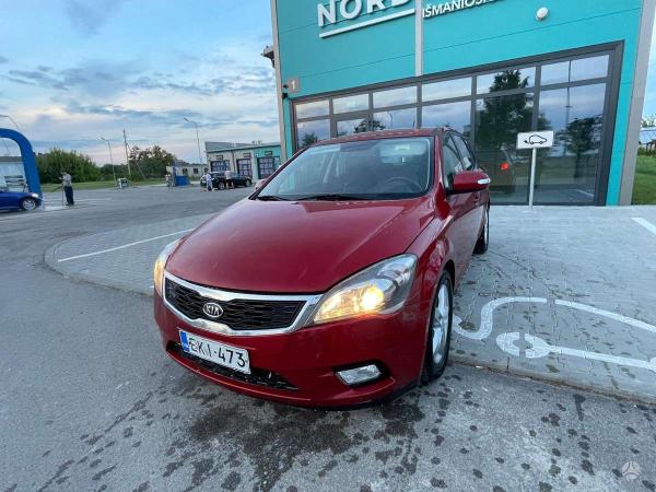Kia Ceed 2010 Panevēža vietnē Sarkans Kia Ceed 2010 Panevēža, ar dzinēja tilpumu 1.58 L un nobraukumu 272 tūkst. km par 2850 €, foto 3 vietnē AUTOMOTO.COM.LV