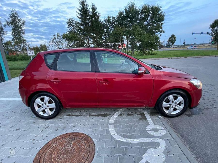 Red Kia Ceed 2010 in Panevezys, with an engine capacity of 1.58 L and mileage of 272 thousand km for 2850 €, photo 8 on AUTOMOTO.COM.LV