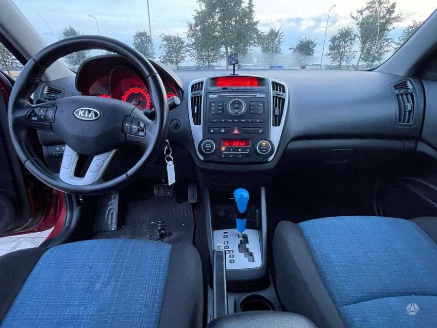 Red Kia Ceed 2010 in Panevezys, with an engine capacity of 1.58 L and mileage of 272 thousand km for 2850 €, photo 10 on AUTOMOTO.COM.LV