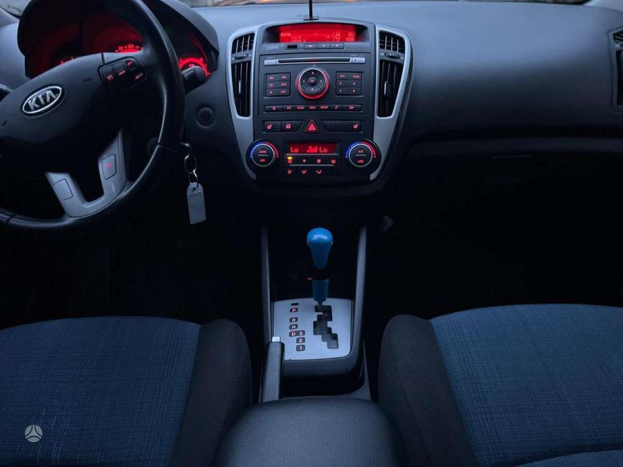 Red Kia Ceed 2010 in Panevezys, with an engine capacity of 1.58 L and mileage of 272 thousand km for 2850 €, photo 12 on AUTOMOTO.COM.LV