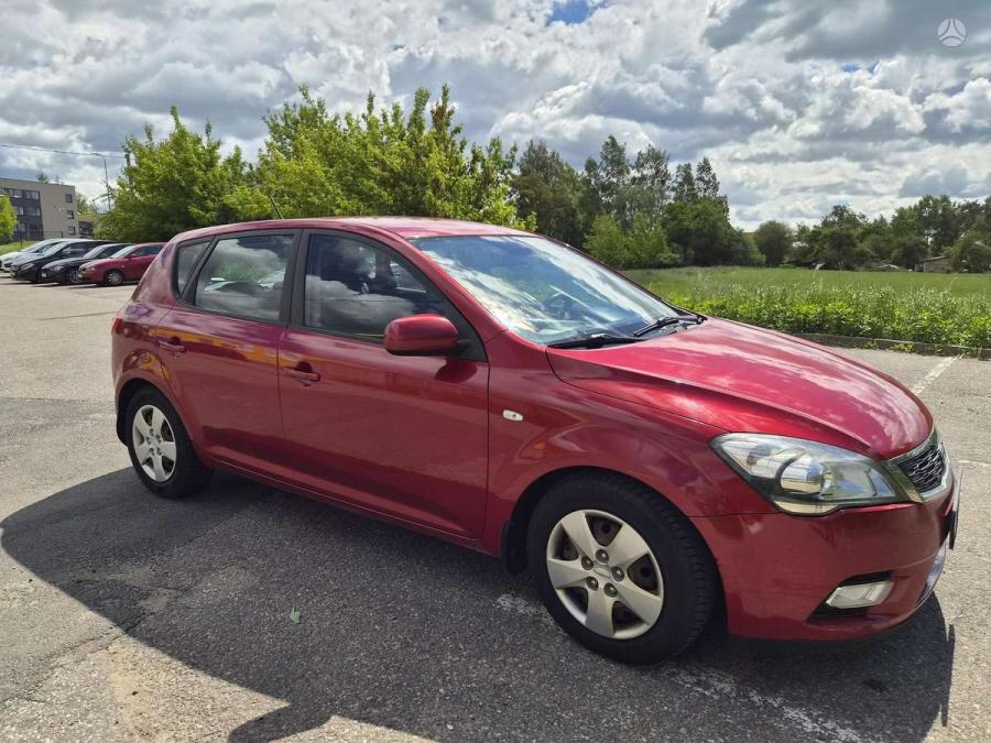 Red Kia Ceed 2011 in Vilnius, with an engine capacity of 1.40 L and mileage of 194 thousand km for 2000 €, photo 4 on AUTOMOTO.COM.LV