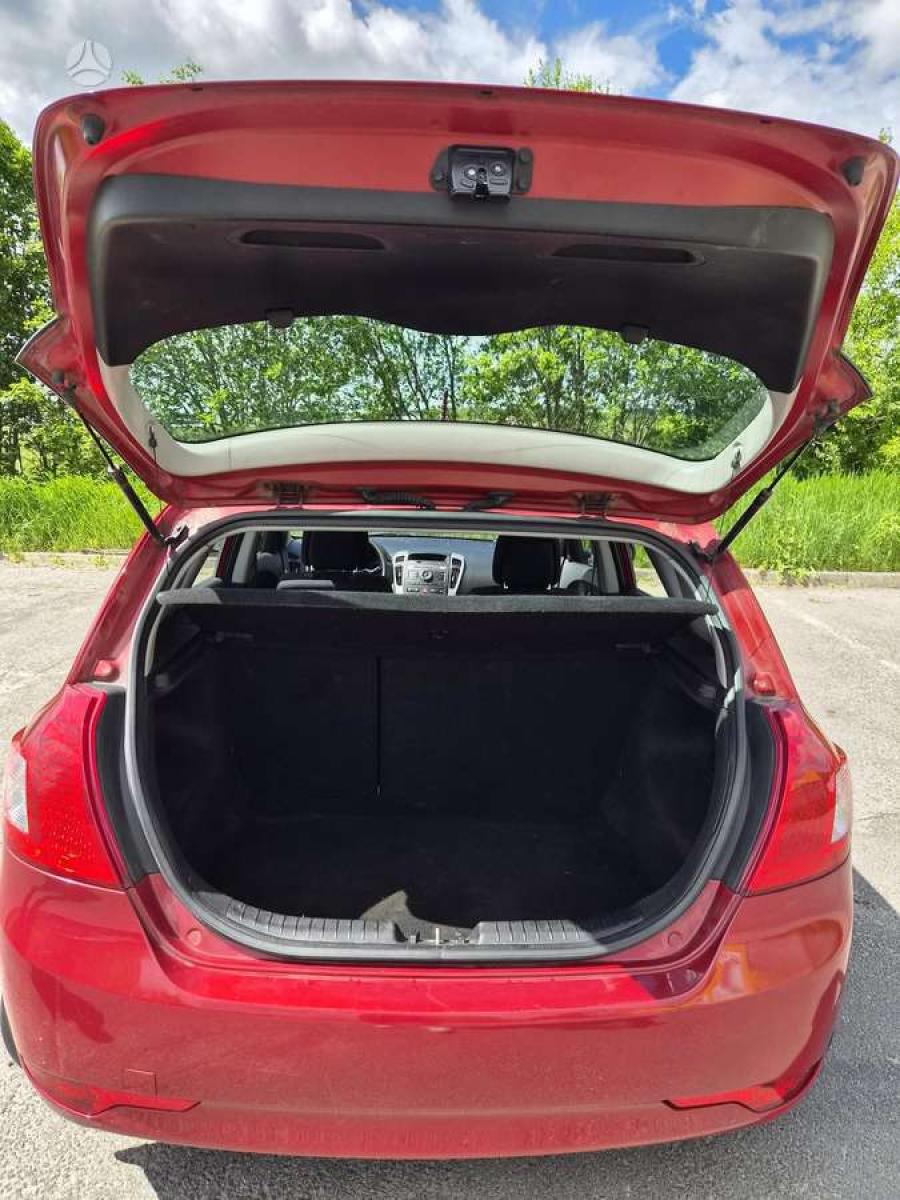 Red Kia Ceed 2011 in Vilnius, with an engine capacity of 1.40 L and mileage of 194 thousand km for 2000 €, photo 8 on AUTOMOTO.COM.LV
