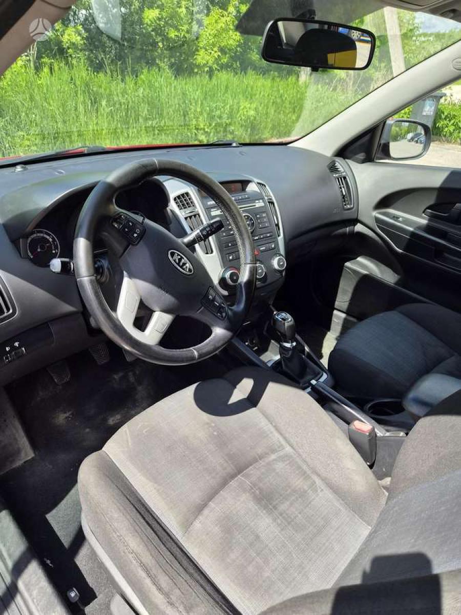 Red Kia Ceed 2011 in Vilnius, with an engine capacity of 1.40 L and mileage of 194 thousand km for 2000 €, photo 10 on AUTOMOTO.COM.LV