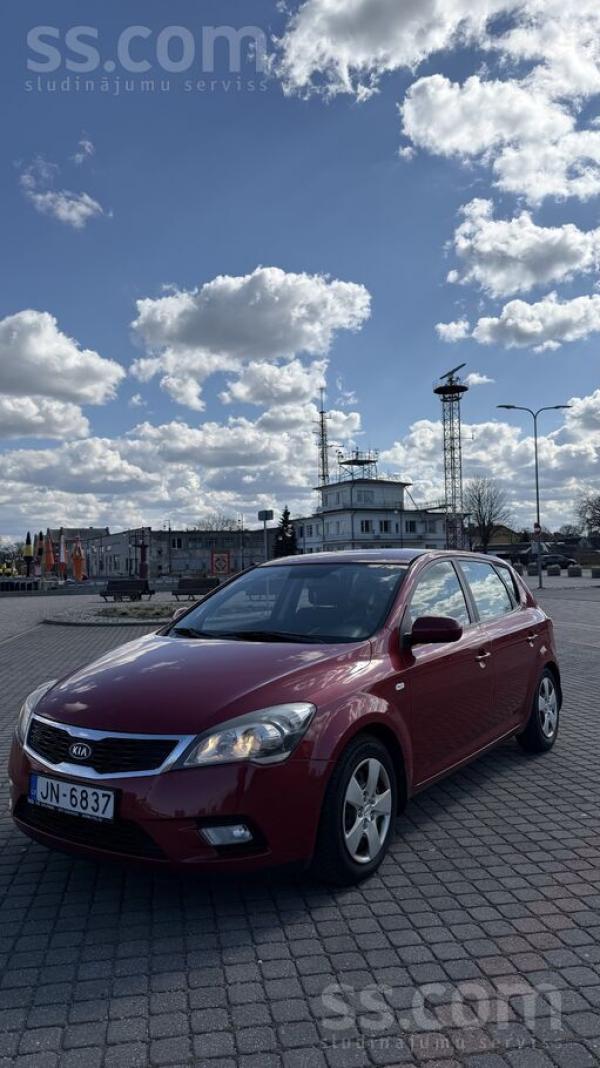 Red Kia Ceed 2011 in Ventspils, with an engine capacity of 1.60 L and mileage of 307 thousand km for 3200 €, photo 1 on AUTOMOTO.COM.LV