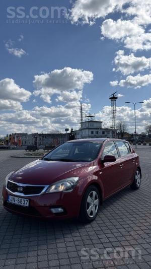 Red Kia Ceed 2011 in Ventspils, with an engine capacity of 1.60 L and mileage of 307 thousand km for 3200 €, photo  on AUTOMOTO.COM.LV