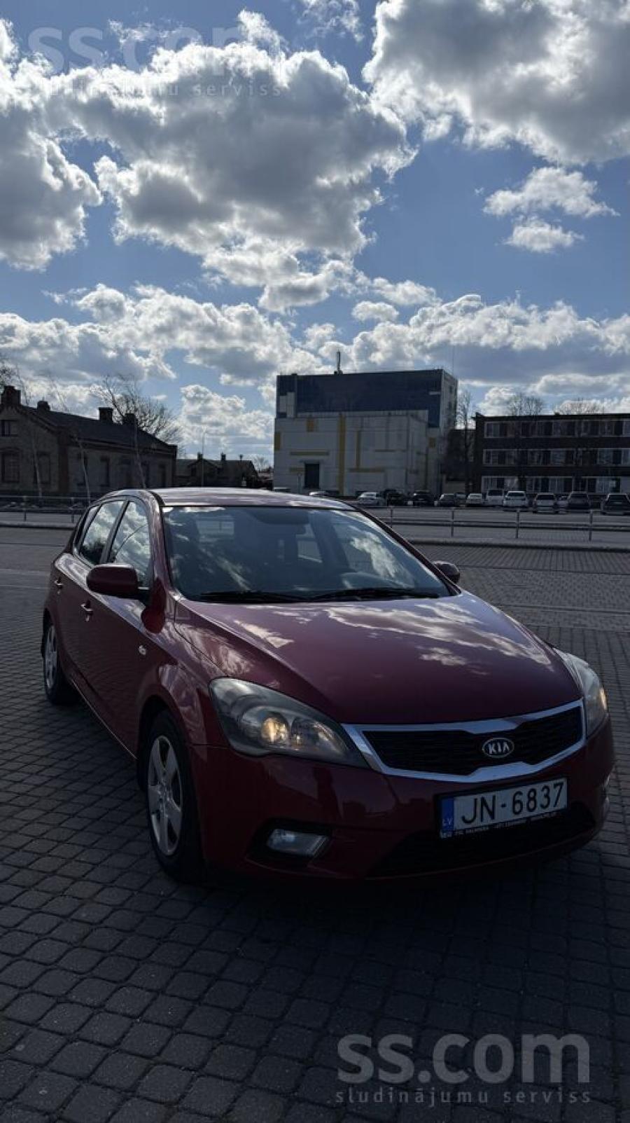 Red Kia Ceed 2011 in Ventspils, with an engine capacity of 1.60 L and mileage of 307 thousand km for 3200 €, photo 3 on AUTOMOTO.COM.LV