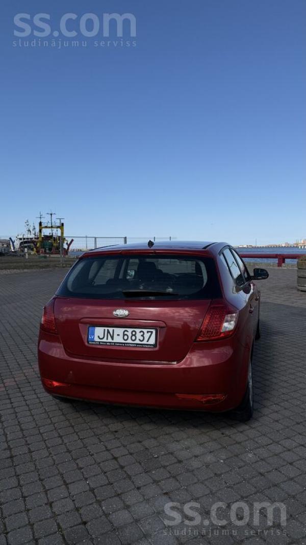 Red Kia Ceed 2011 in Ventspils, with an engine capacity of 1.60 L and mileage of 307 thousand km for 3200 €, photo 3 on AUTOMOTO.COM.LV