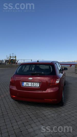 Red Kia Ceed 2011 in Ventspils, with an engine capacity of 1.60 L and mileage of 307 thousand km for 3200 €, photo 4 on AUTOMOTO.COM.LV