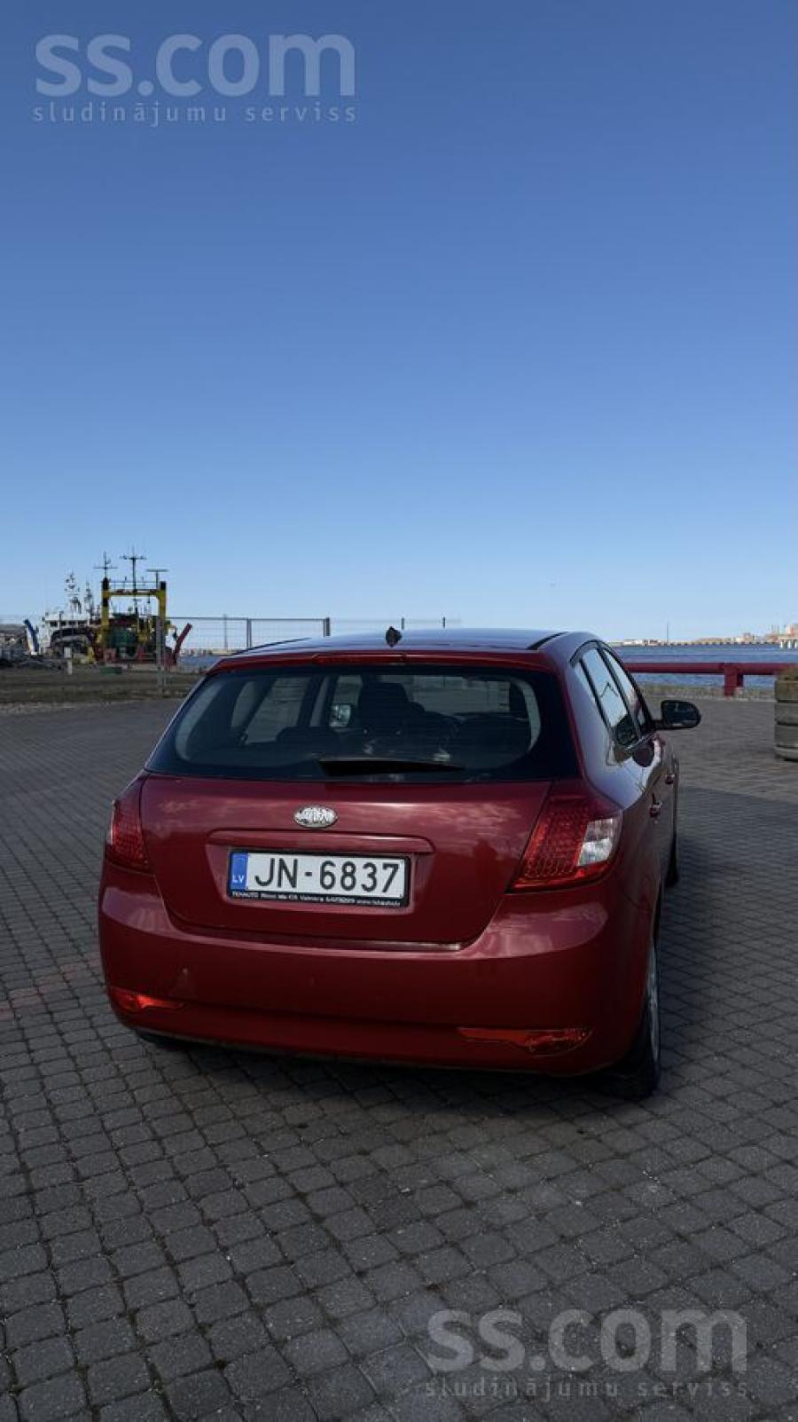 Red Kia Ceed 2011 in Ventspils, with an engine capacity of 1.60 L and mileage of 307 thousand km for 3200 €, photo 4 on AUTOMOTO.COM.LV