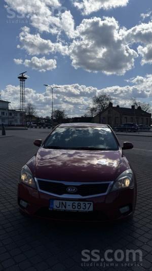 Red Kia Ceed 2011 in Ventspils, with an engine capacity of 1.60 L and mileage of 307 thousand km for 3200 €, photo 5 on AUTOMOTO.COM.LV