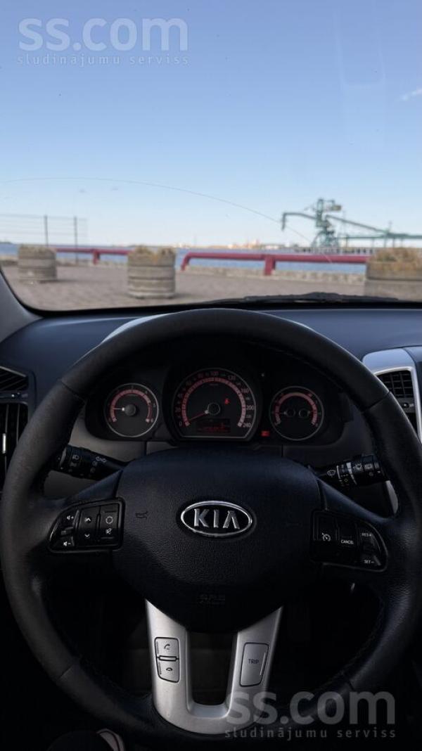 Red Kia Ceed 2011 in Ventspils, with an engine capacity of 1.60 L and mileage of 307 thousand km for 3200 €, photo 5 on AUTOMOTO.COM.LV