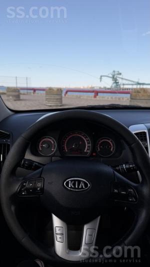 Red Kia Ceed 2011 in Ventspils, with an engine capacity of 1.60 L and mileage of 307 thousand km for 3200 €, photo 6 on AUTOMOTO.COM.LV
