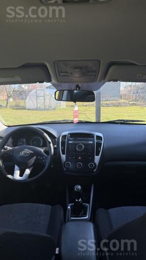 Red Kia Ceed 2011 in Ventspils, with an engine capacity of 1.60 L and mileage of 307 thousand km for 3200 €, photo 7 on AUTOMOTO.COM.LV