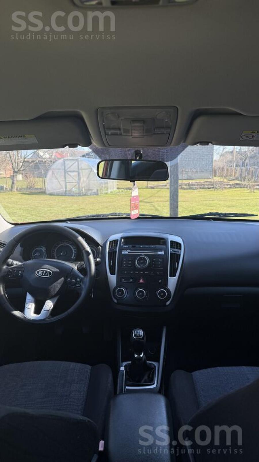 Red Kia Ceed 2011 in Ventspils, with an engine capacity of 1.60 L and mileage of 307 thousand km for 3200 €, photo 7 on AUTOMOTO.COM.LV