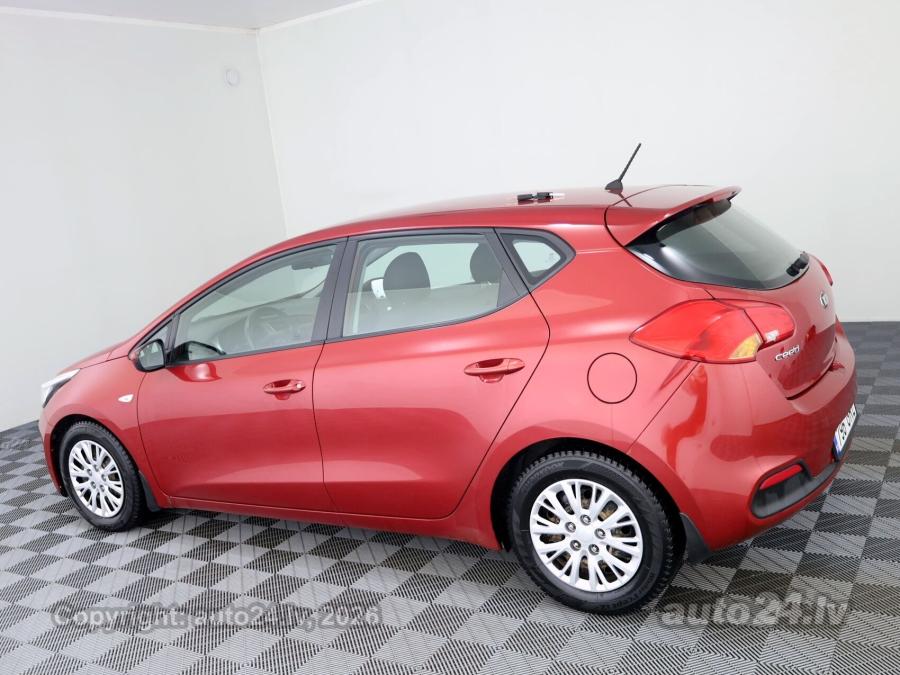 Red Kia Ceed 2012 in Tallinn, with an engine capacity of 1.60 L and mileage of 319 thousand km for 2799 €, photo 5 on AUTOMOTO.COM.LV