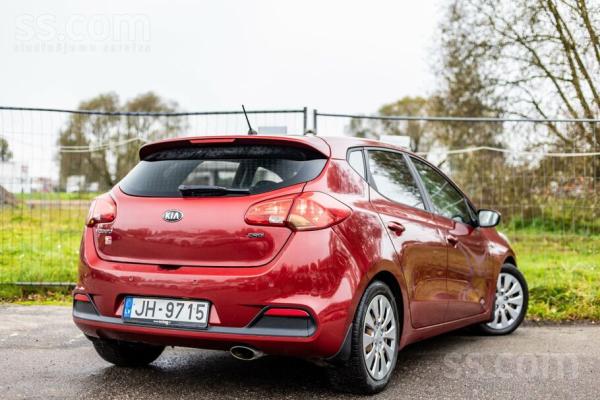 Red Kia Ceed 2013 in Riga, with an engine capacity of 1.40 L and mileage of 244 thousand km for 4990 €, photo 6 on AUTOMOTO.COM.LV