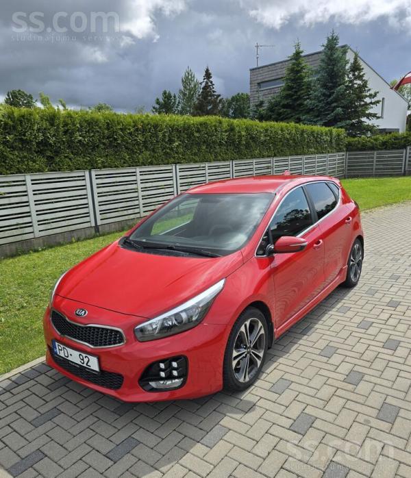 Red Kia Ceed 2017 in Riga, with an engine capacity of 1.60 L and mileage of 136 thousand km for 6999 €, photo 1 on AUTOMOTO.COM.LV