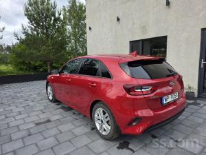 Red Kia Ceed 2020 in Riga, with an engine capacity of 1.00 L and mileage of 97 thousand km for 10950 €, photo 4 on AUTOMOTO.COM.LV