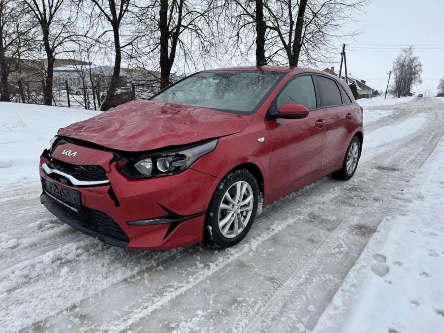 Red Kia Ceed 2024 in Kaunas, with an engine capacity of 1.00 L and mileage of 28 thousand km for 7900 €, photo 1 on AUTOMOTO.COM.LV