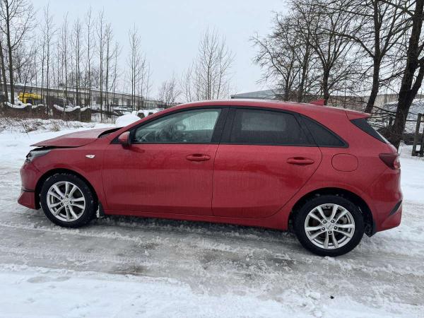 Red Kia Ceed 2024 in Kaunas, with an engine capacity of 1.00 L and mileage of 28 thousand km for 7900 €, photo 2 on AUTOMOTO.COM.LV