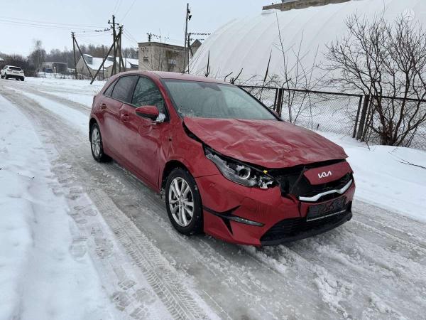 Red Kia Ceed 2024 in Kaunas, with an engine capacity of 1.00 L and mileage of 28 thousand km for 7900 €, photo 10 on AUTOMOTO.COM.LV