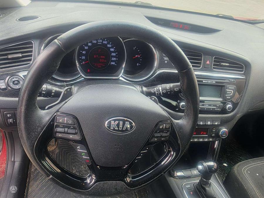 Sarkans Kia Ceed 2013 Marijampole, ar dzinēja tilpumu 1.59 L un nobraukumu 216 tūkst. km par 3700 €, foto 9 vietnē AUTOMOTO.COM.LV