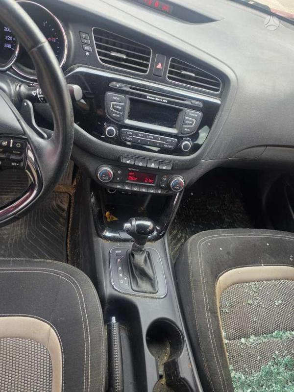 Sarkans Kia Ceed 2013 Marijampole, ar dzinēja tilpumu 1.59 L un nobraukumu 216 tūkst. km par 3700 €, foto 9 vietnē AUTOMOTO.COM.LV