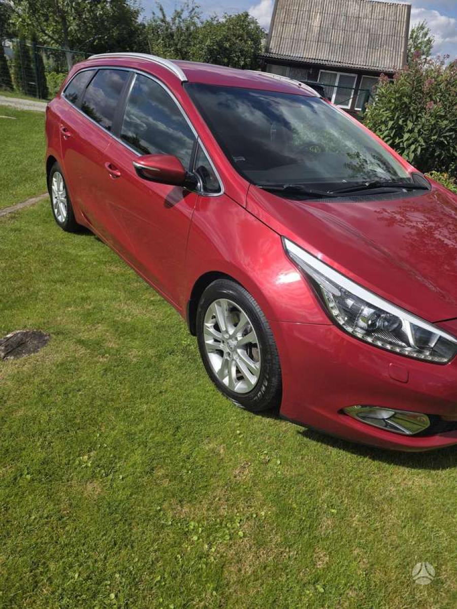 Red Kia Ceed 2013 in Panevezys, with an engine capacity of 1.59 L and mileage of 283 thousand km for 4000 €, photo 1 on AUTOMOTO.COM.LV