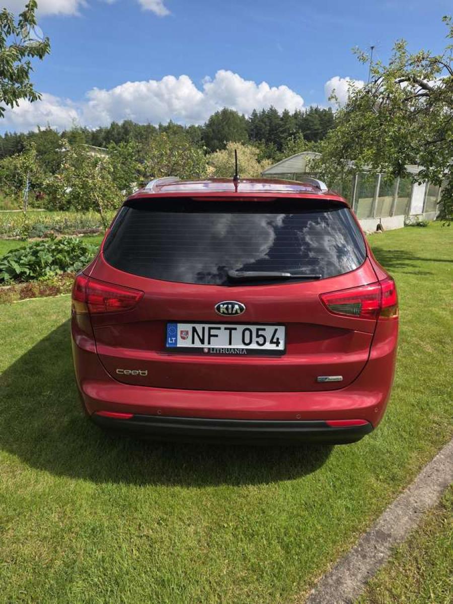Red Kia Ceed 2013 in Panevezys, with an engine capacity of 1.59 L and mileage of 283 thousand km for 4000 €, photo 4 on AUTOMOTO.COM.LV