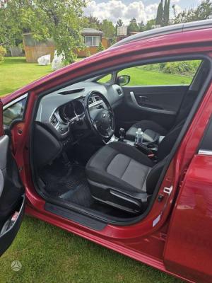 Red Kia Ceed 2013 in Panevezys, with an engine capacity of 1.59 L and mileage of 283 thousand km for 4000 €, photo 8 on AUTOMOTO.COM.LV