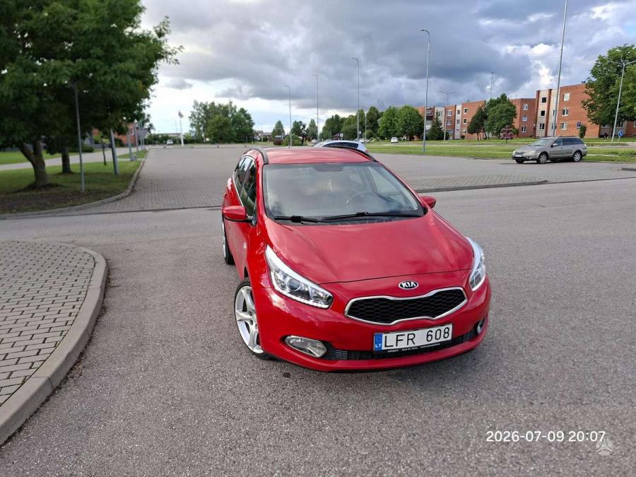 Red Kia Ceed 2014 in Kaunas, with an engine capacity of 1.59 L and mileage of 186 thousand km for 6100 €, photo 1 on AUTOMOTO.COM.LV