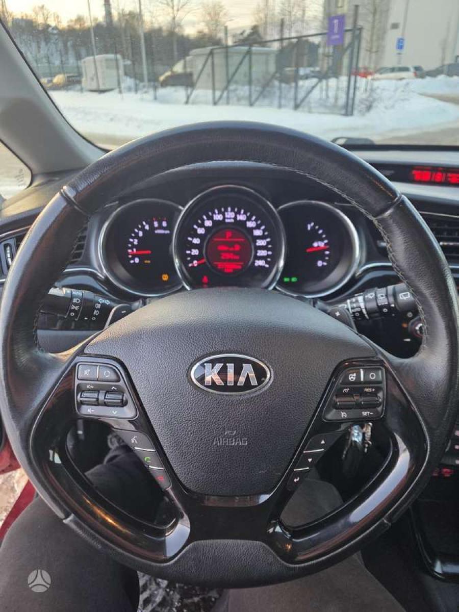 Red Kia Ceed 2017 in Vilnius, with an engine capacity of 1.58 L and mileage of 217 thousand km for 5800 €, photo 9 on AUTOMOTO.COM.LV