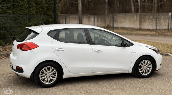 White Kia Ceed 2014 in Vilnius, with an engine capacity of 1.40 L and mileage of 396 thousand km for 3250 €, photo 3 on AUTOMOTO.COM.LV