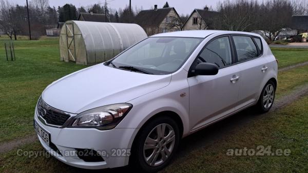 Balts Kia Ceed 2011 Jegeva, ar dzinēja tilpumu 1.60 L un nobraukumu 229 tūkst. km par 2900 €, foto 3 vietnē AUTOMOTO.COM.LV