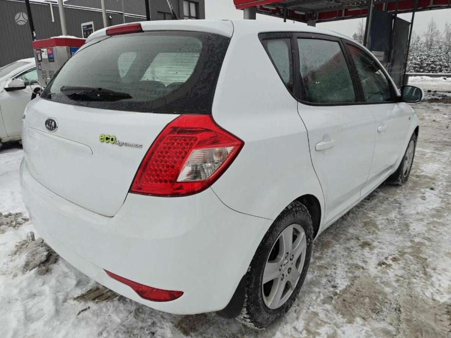 White Kia Ceed 2011 in Vilnius, with an engine capacity of 1.40 L and mileage of 114 thousand km for 2900 €, photo 1 on AUTOMOTO.COM.LV