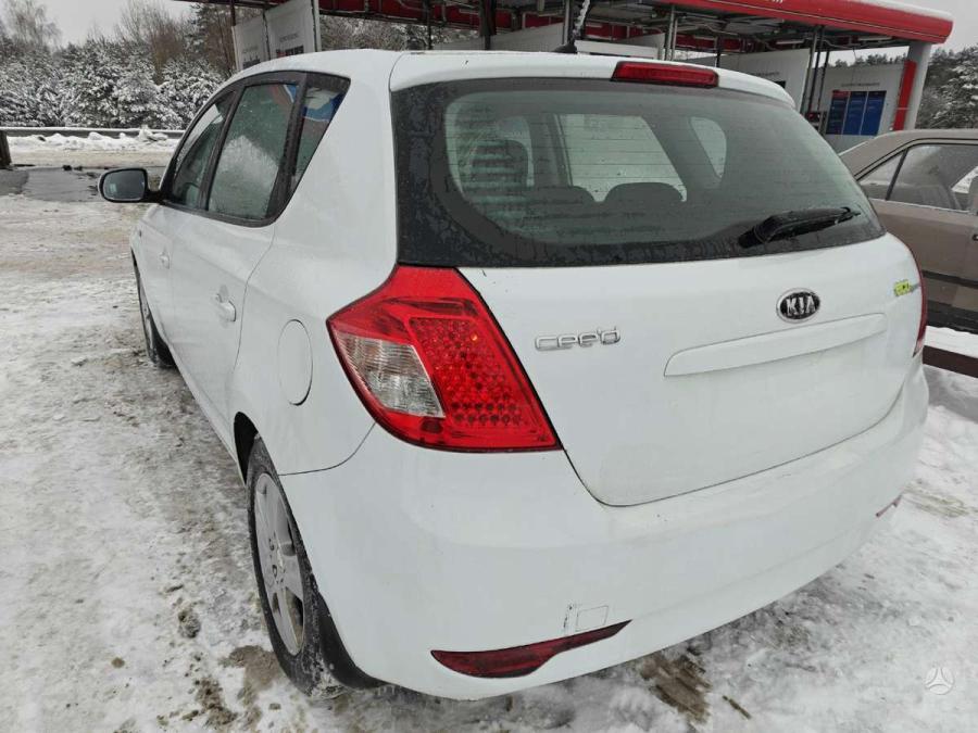 White Kia Ceed 2011 in Vilnius, with an engine capacity of 1.40 L and mileage of 114 thousand km for 2900 €, photo 2 on AUTOMOTO.COM.LV