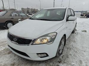 White Kia Ceed 2011 in Vilnius, with an engine capacity of 1.40 L and mileage of 114 thousand km for 2900 €, photo 3 on AUTOMOTO.COM.LV