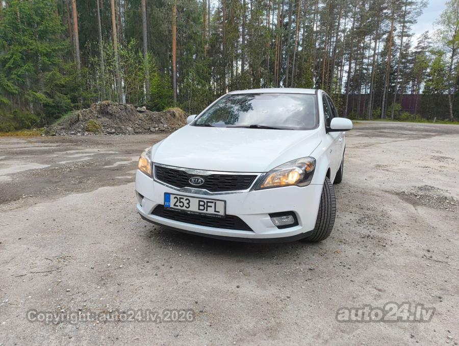White Kia Ceed 2011 in Tallinn, with an engine capacity of 1.40 L and mileage of 154 thousand km for 2500 €, photo 1 on AUTOMOTO.COM.LV