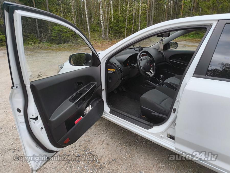 White Kia Ceed 2011 in Tallinn, with an engine capacity of 1.40 L and mileage of 154 thousand km for 2500 €, photo 5 on AUTOMOTO.COM.LV